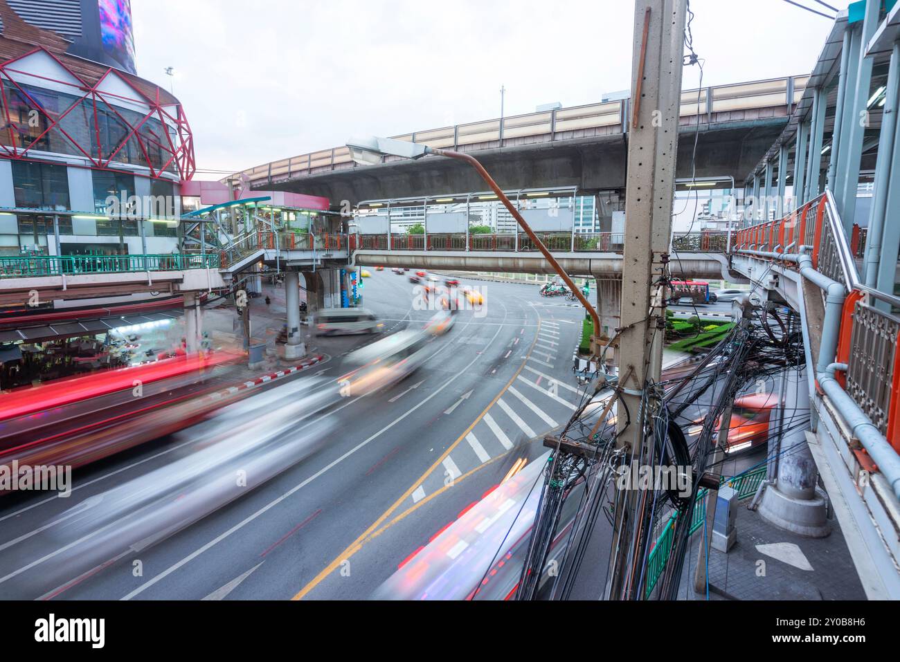 Pedestrian walkway above traffic roundabout hi-res stock photography ...