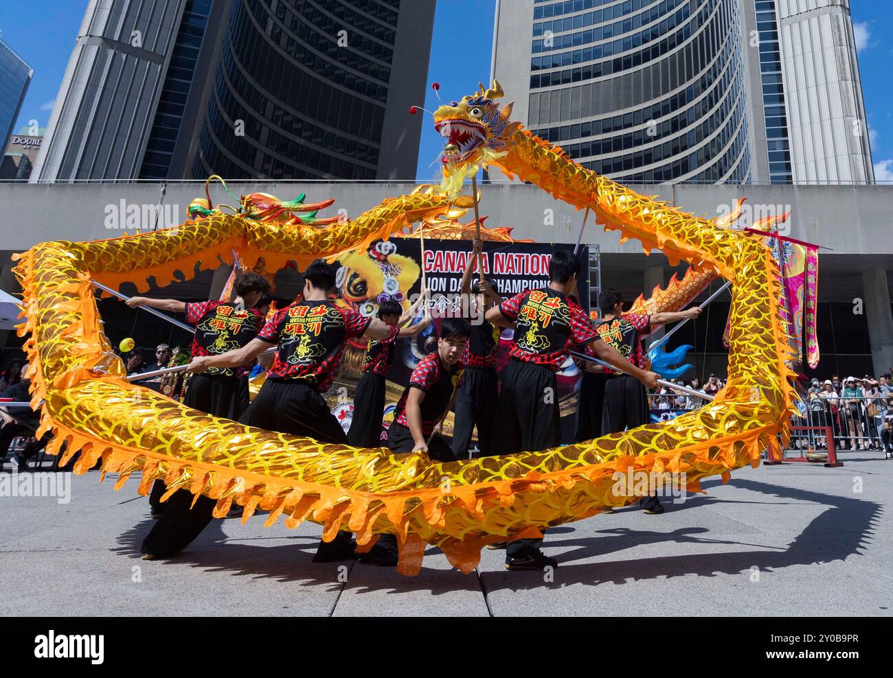 Artists perform dragon dance hi-res stock photography and images - Alamy