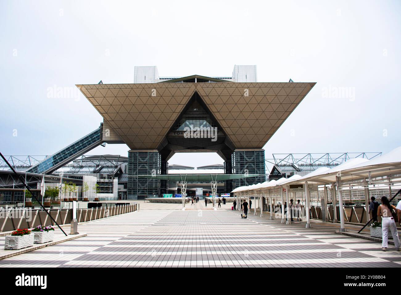 Tokyo big sight conference tower hi-res stock photography and images ...