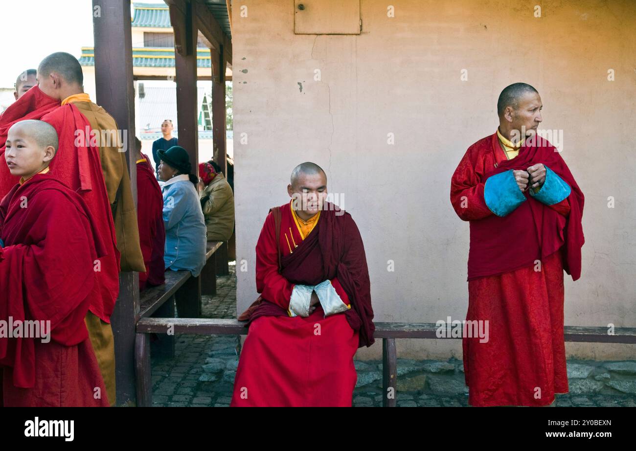 Buddhist monks at the Gandantegchinlen Monastery in Ulaanbaatar ...