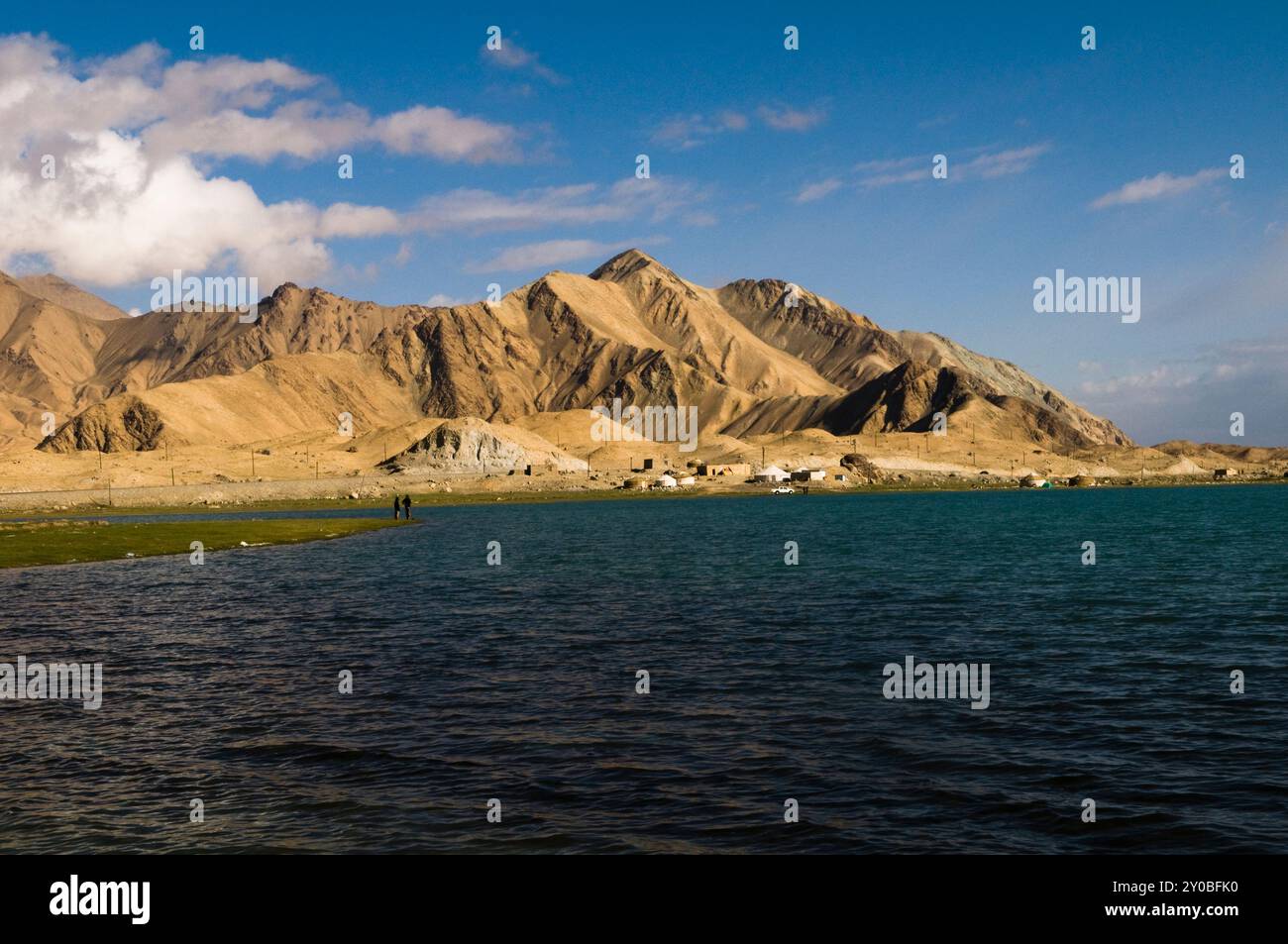 Karakul lake in the Pamir mountains, Xinjiang, China Stock Photo - Alamy