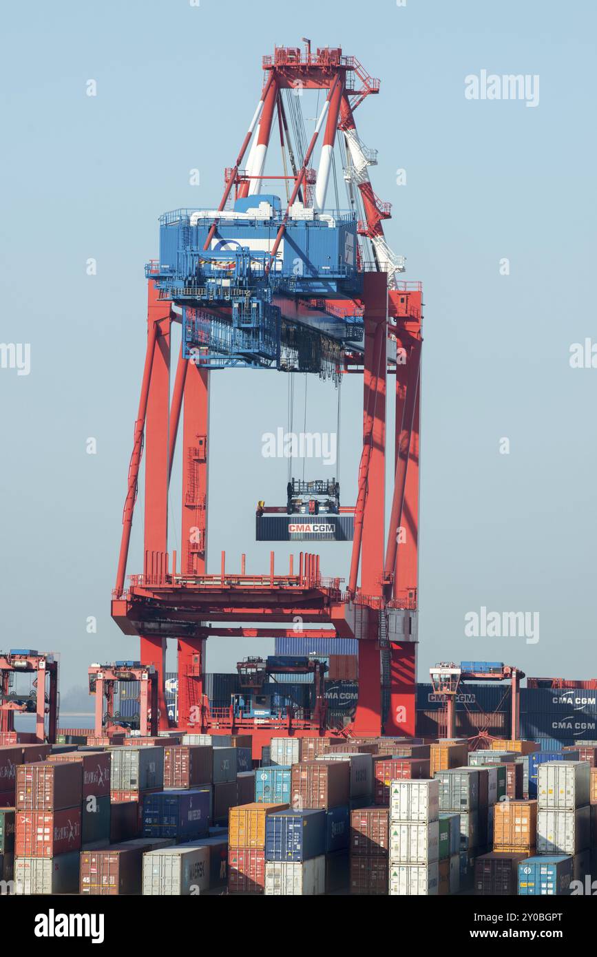 A gantry crane in operation. Gantry crane working Stock Photo - Alamy