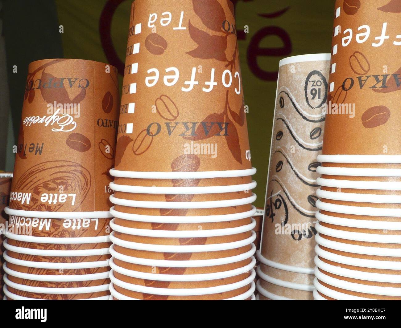 Pile of disposable coffee cups hi-res stock photography and images - Alamy