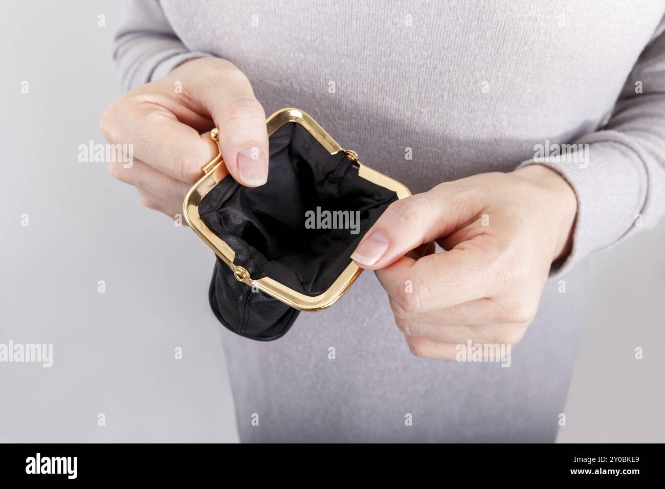 Black woman wearing buying hi-res stock photography and images - Alamy
