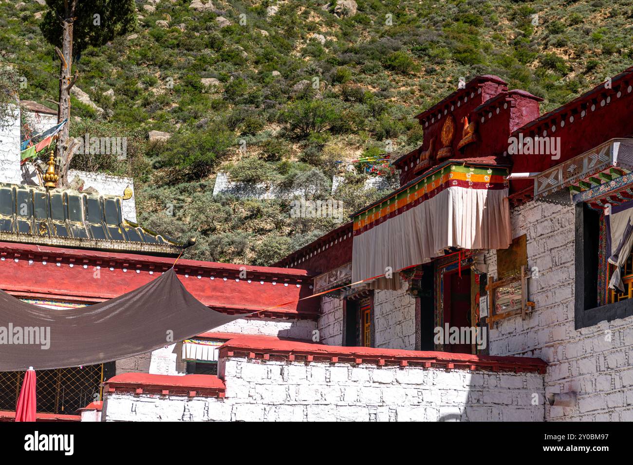Tibetan traditional architecture has a unique bold style, background of ...