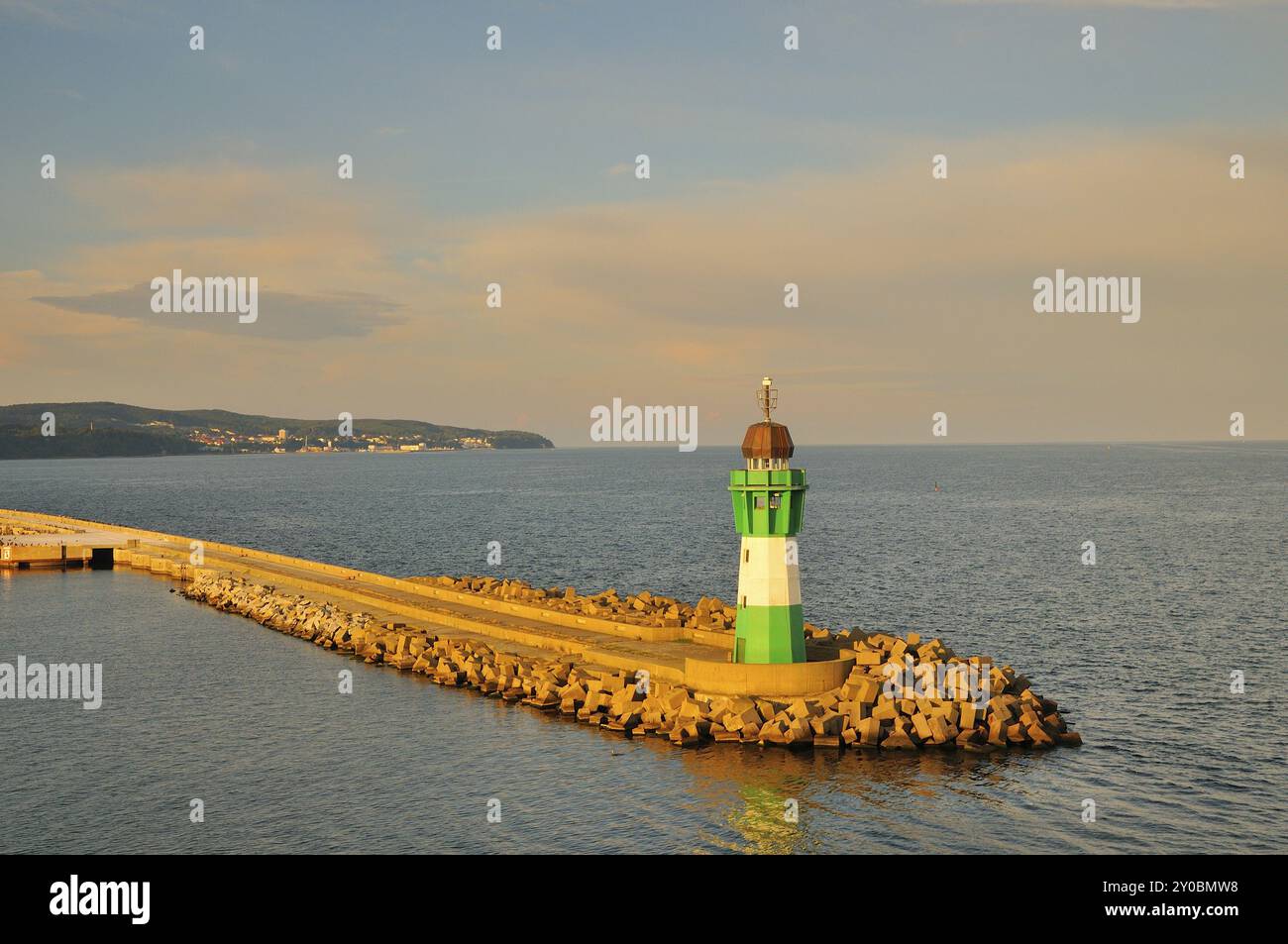 Hafeneinfahrt mit Mole und lighthouse der Stadt Sassnitz auf der Insel ...