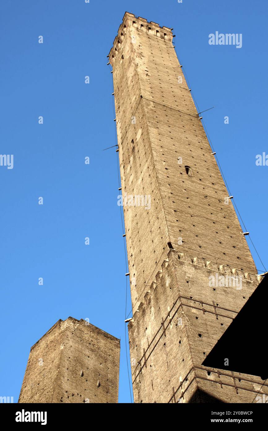 The Asinelli tower on the right and the Garisenda leaning tower on the ...