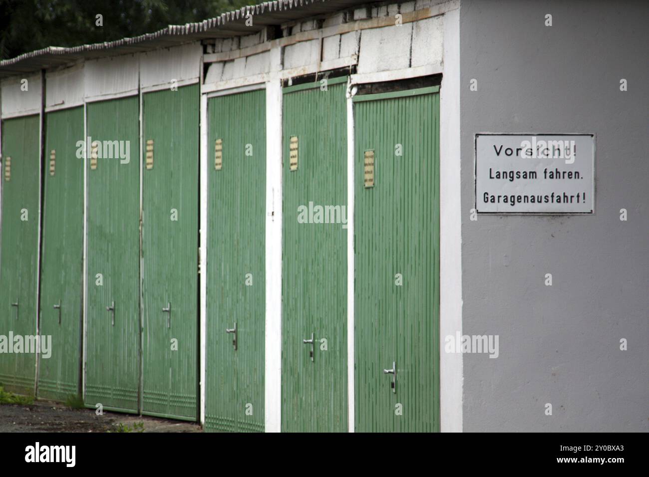 Sign signs garage door doors hi-res stock photography and images - Alamy