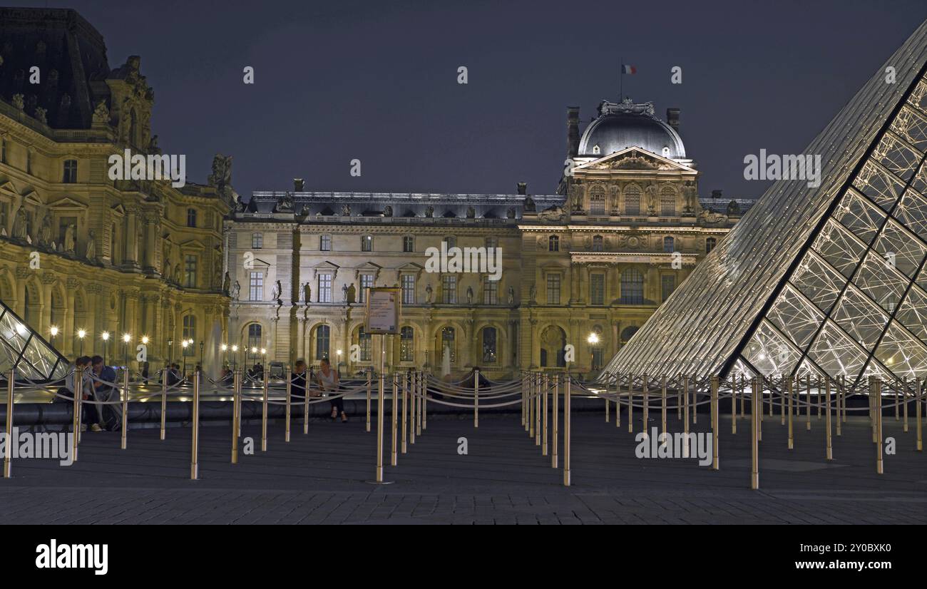Le Louvre, musee, Napoleon Courtyard, Ming Pei, pyramid, night photo ...