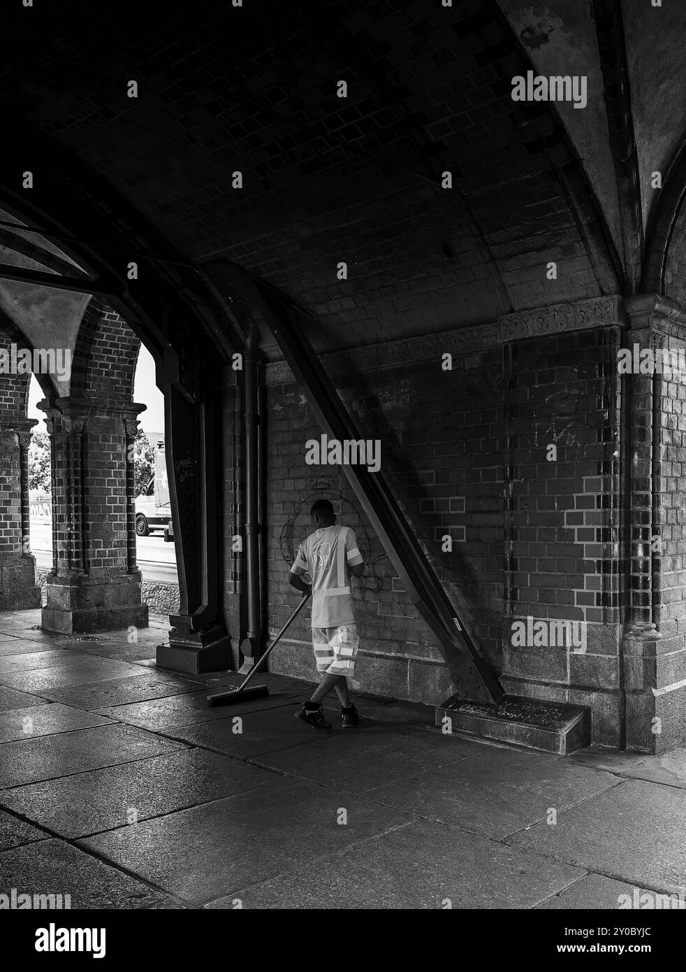 Black and white photograph, employee of the Berlin city cleaning ...