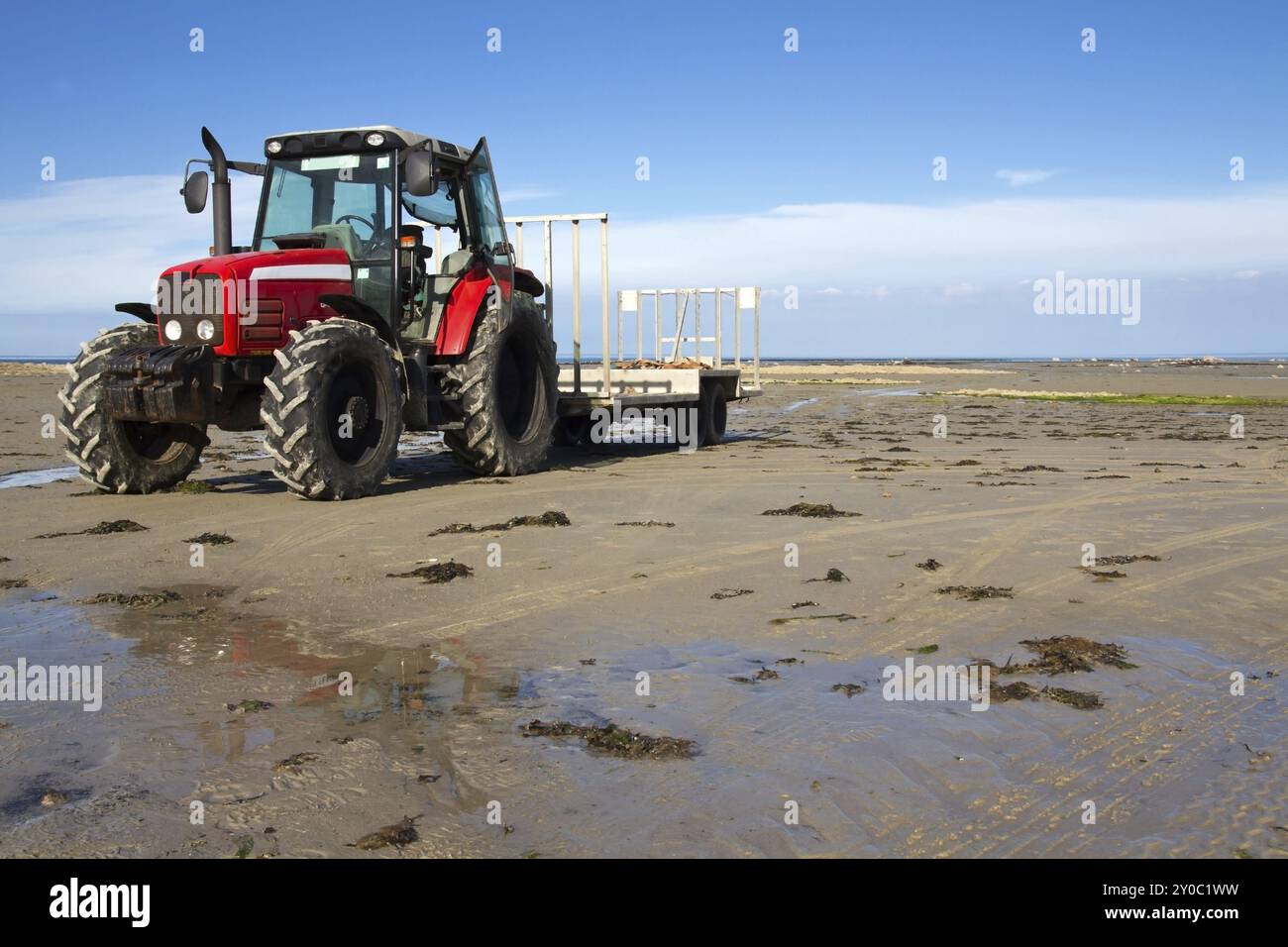 Tractors on a beach hi-res stock photography and images - Alamy