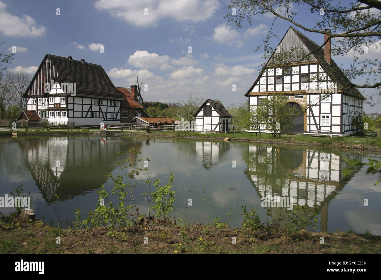 Pond in center village hi-res stock photography and images - Alamy