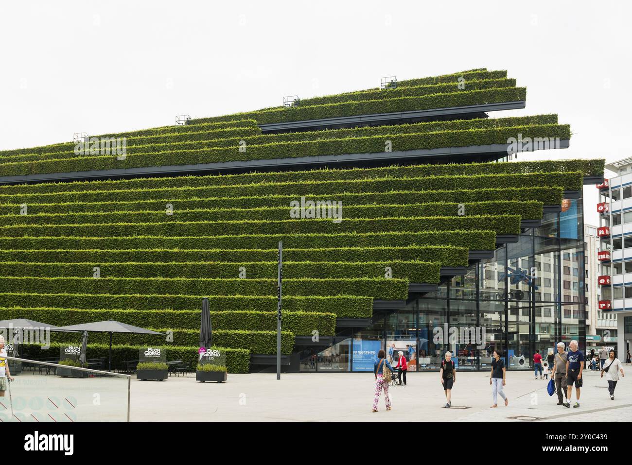 Koe-Bogen II office and commercial building, facade planted with ...
