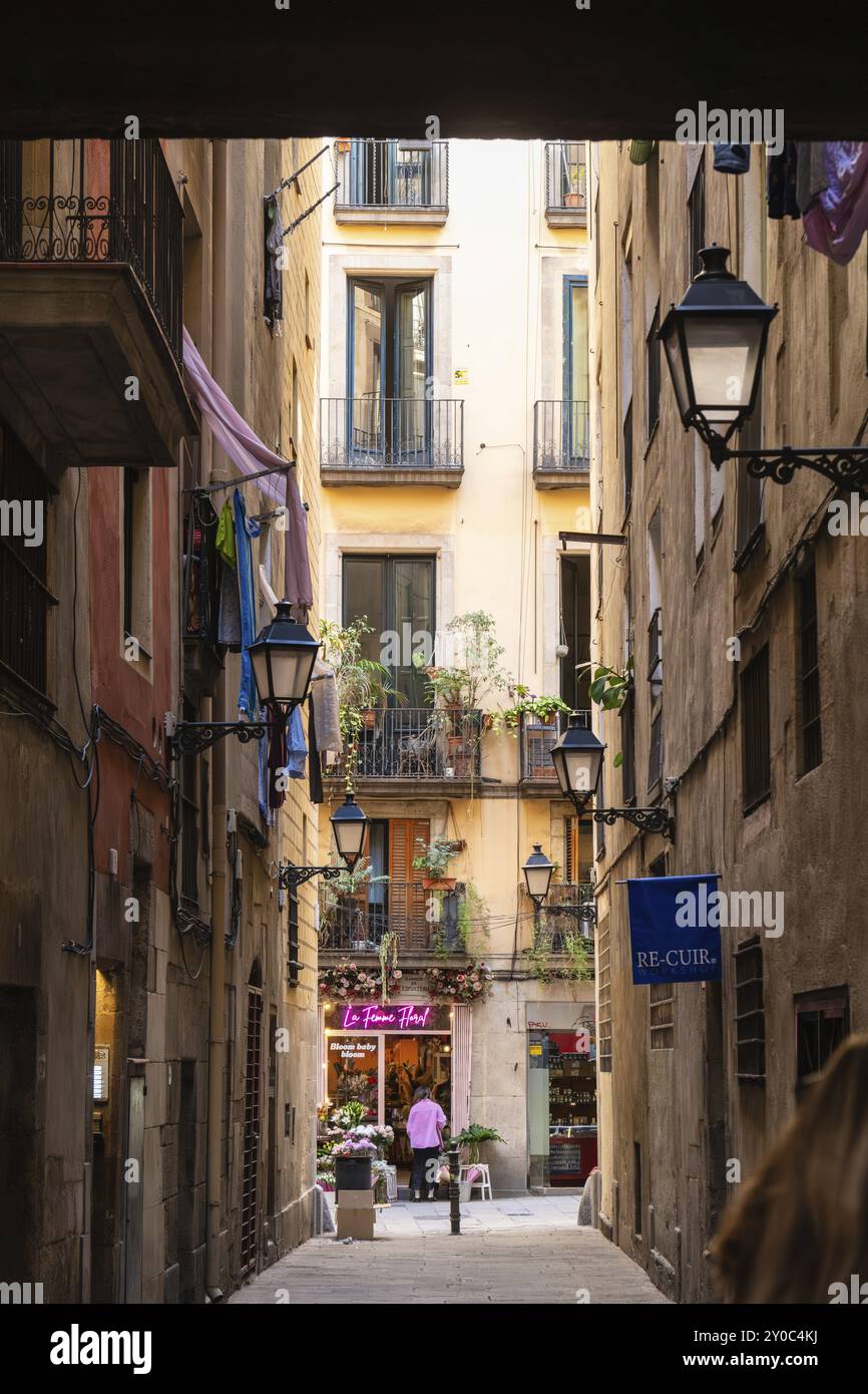 Narrow alley in the historic centre of Barecelona, Spain, Europe Stock ...