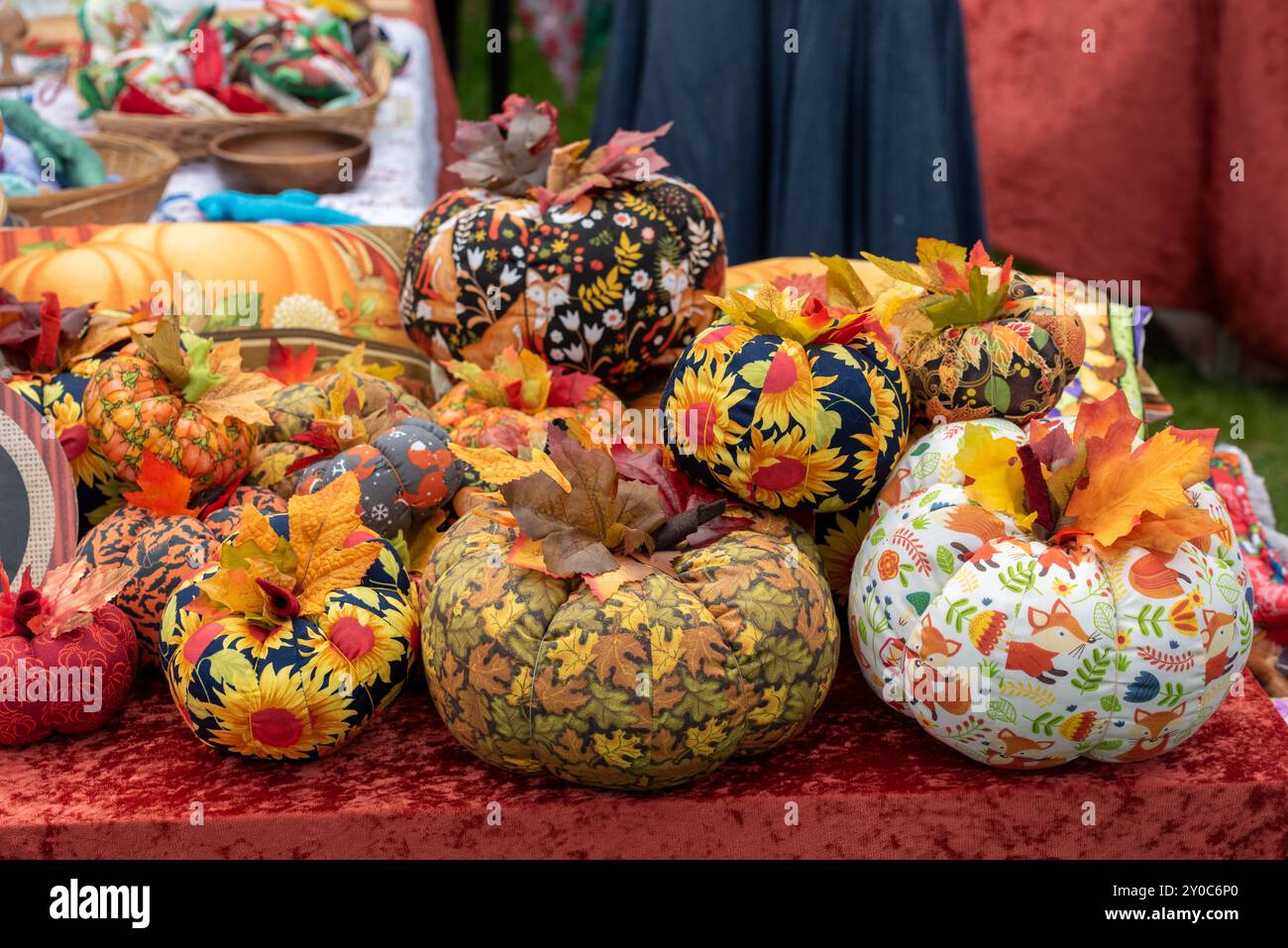 Autumn pumpkins pattern hand hi-res stock photography and images - Alamy