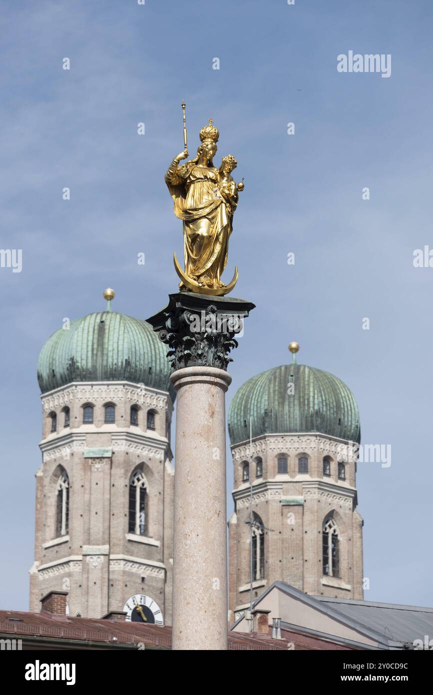 Golden statue of the Virgin Mary in front of the New Town Hall, behind ...