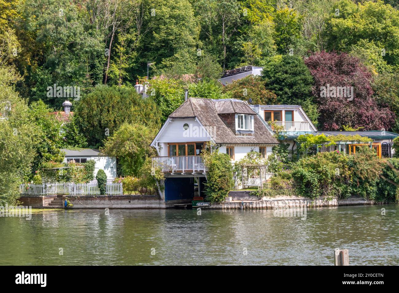 Luxury house with boathouse on the River Thames at Henley on Thames ...