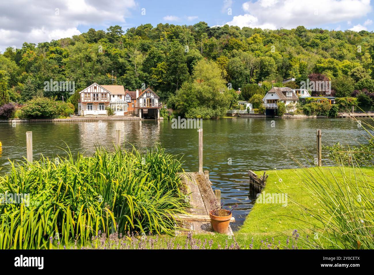 Luxury houses with boathouse on the River Thames at Marlow ...