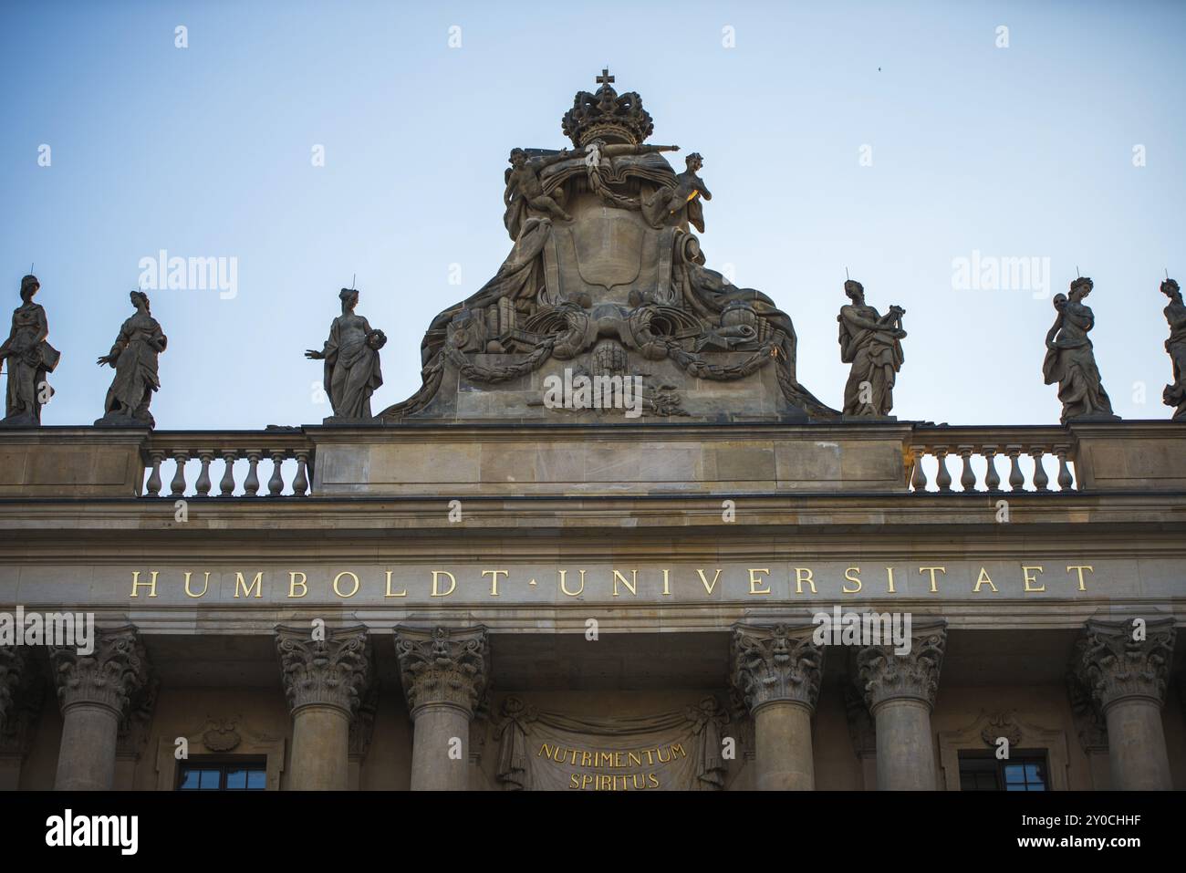 Classicism building facade sculptures hi-res stock photography and ...