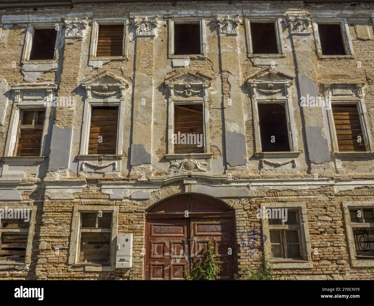 Blocked off windows hi-res stock photography and images - Alamy