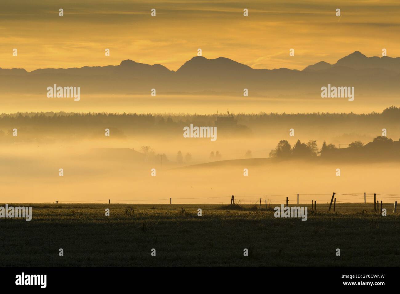 Mountaintop sunrise glow hi-res stock photography and images - Alamy