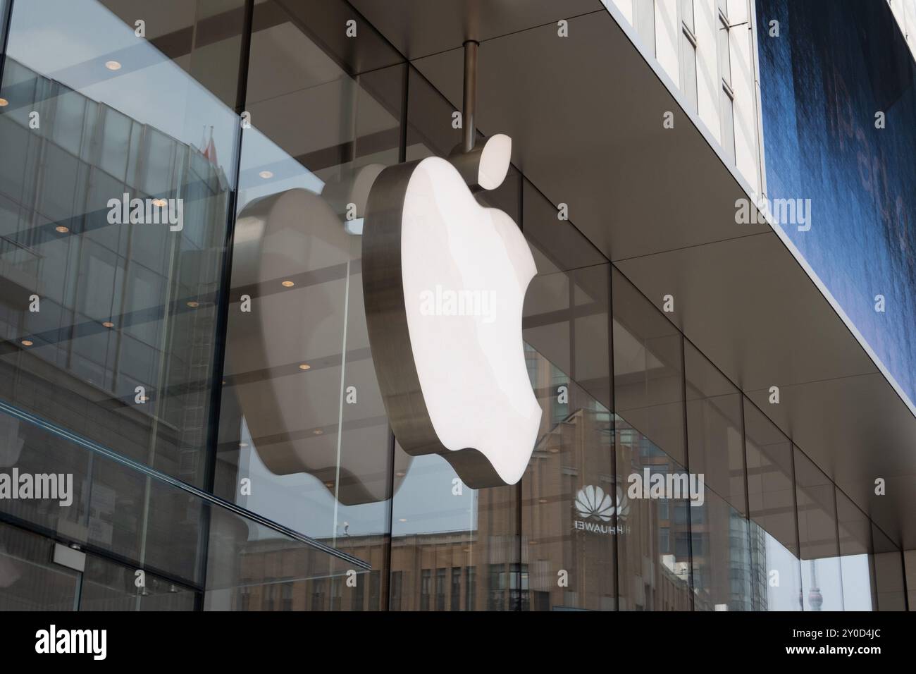 SHANGHAI, CHINA - SEPTEMBER 2, 2024 - The Huawei flagship store and the ...