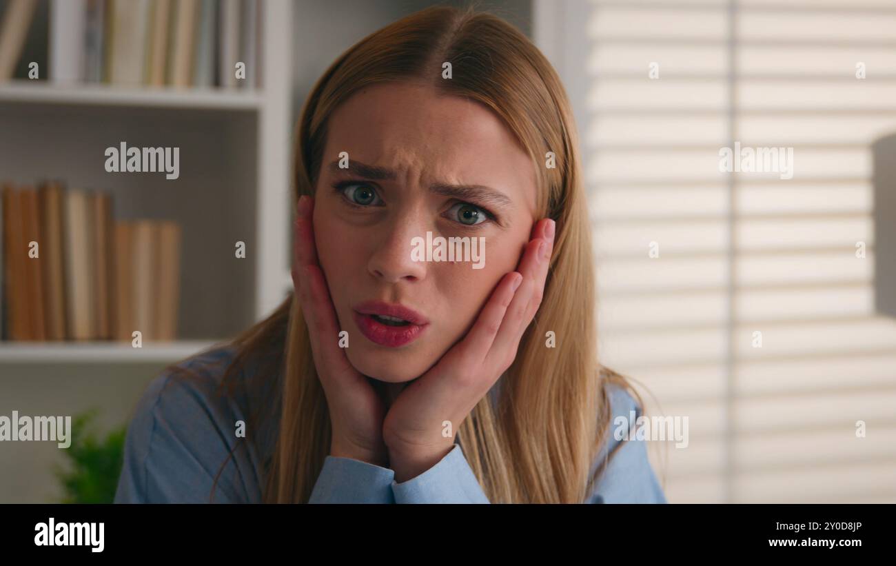 Close up shocked female face Portrait amazed scared afraid astonish ...