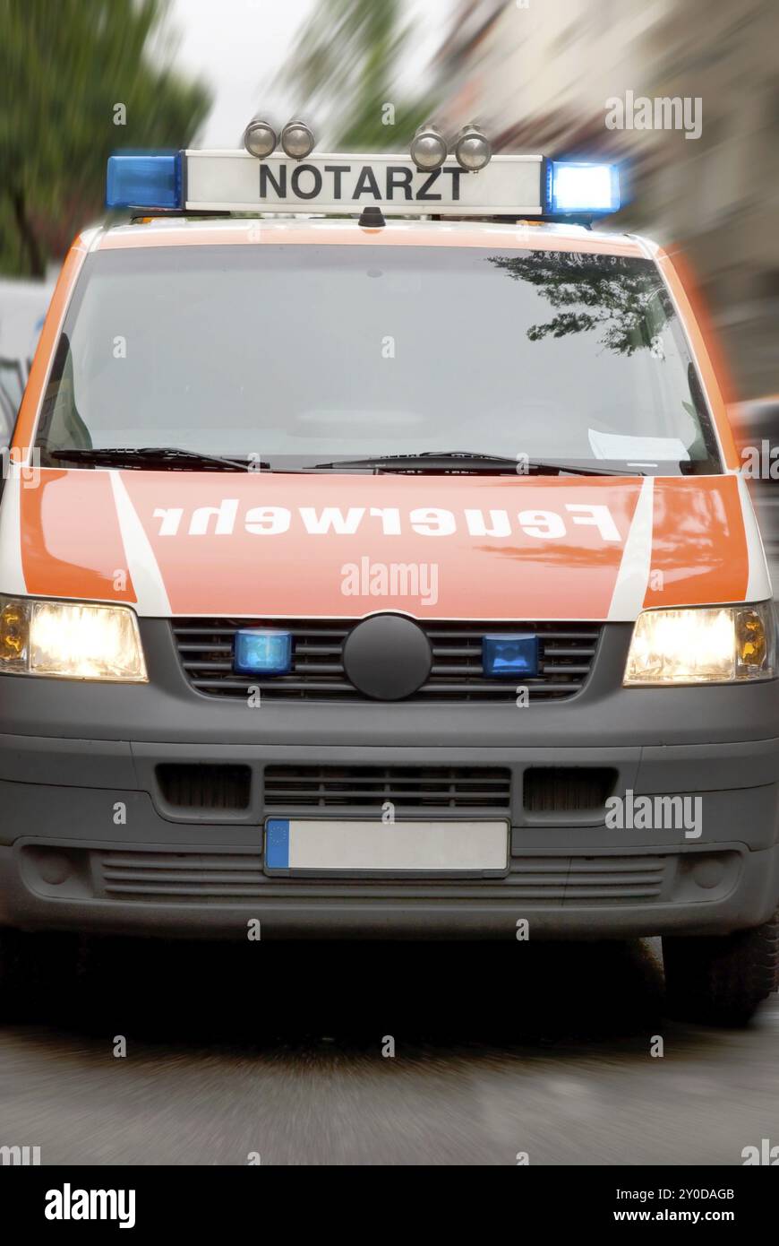 Red ambulance hi-res stock photography and images - Alamy