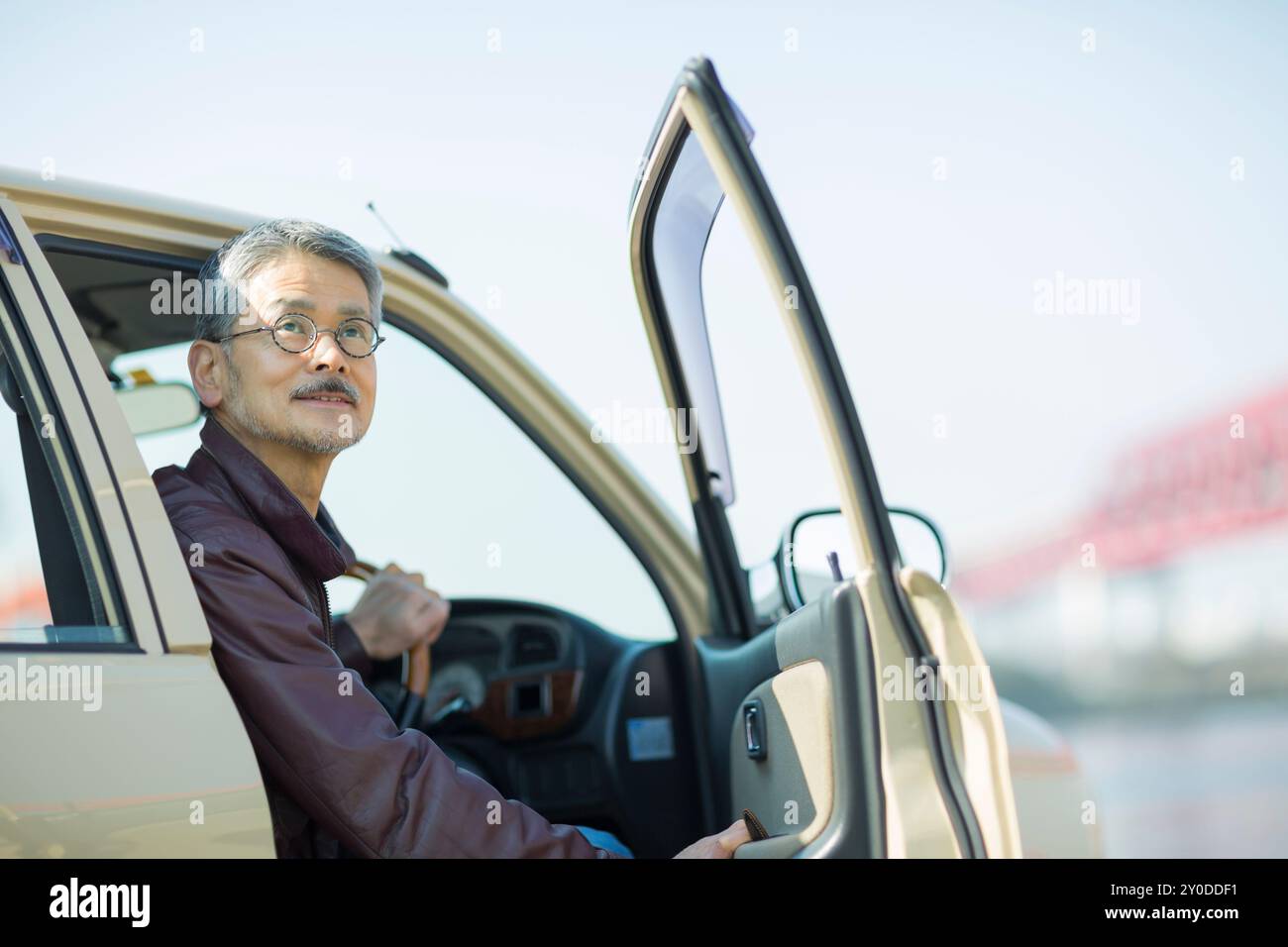 An elderly man opening a car door Stock Photo - Alamy
