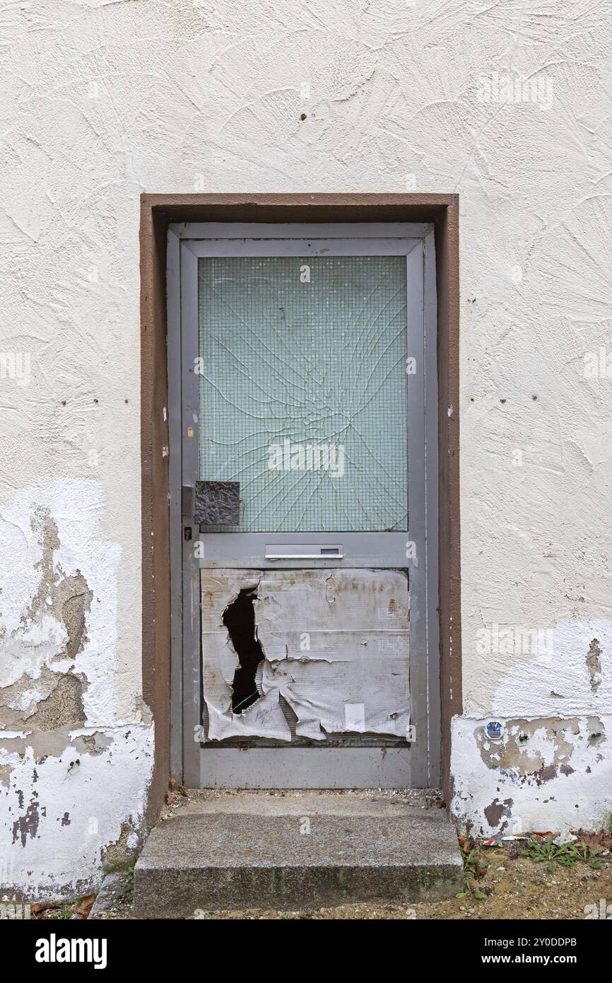 Tearing off doors hi-res stock photography and images - Alamy