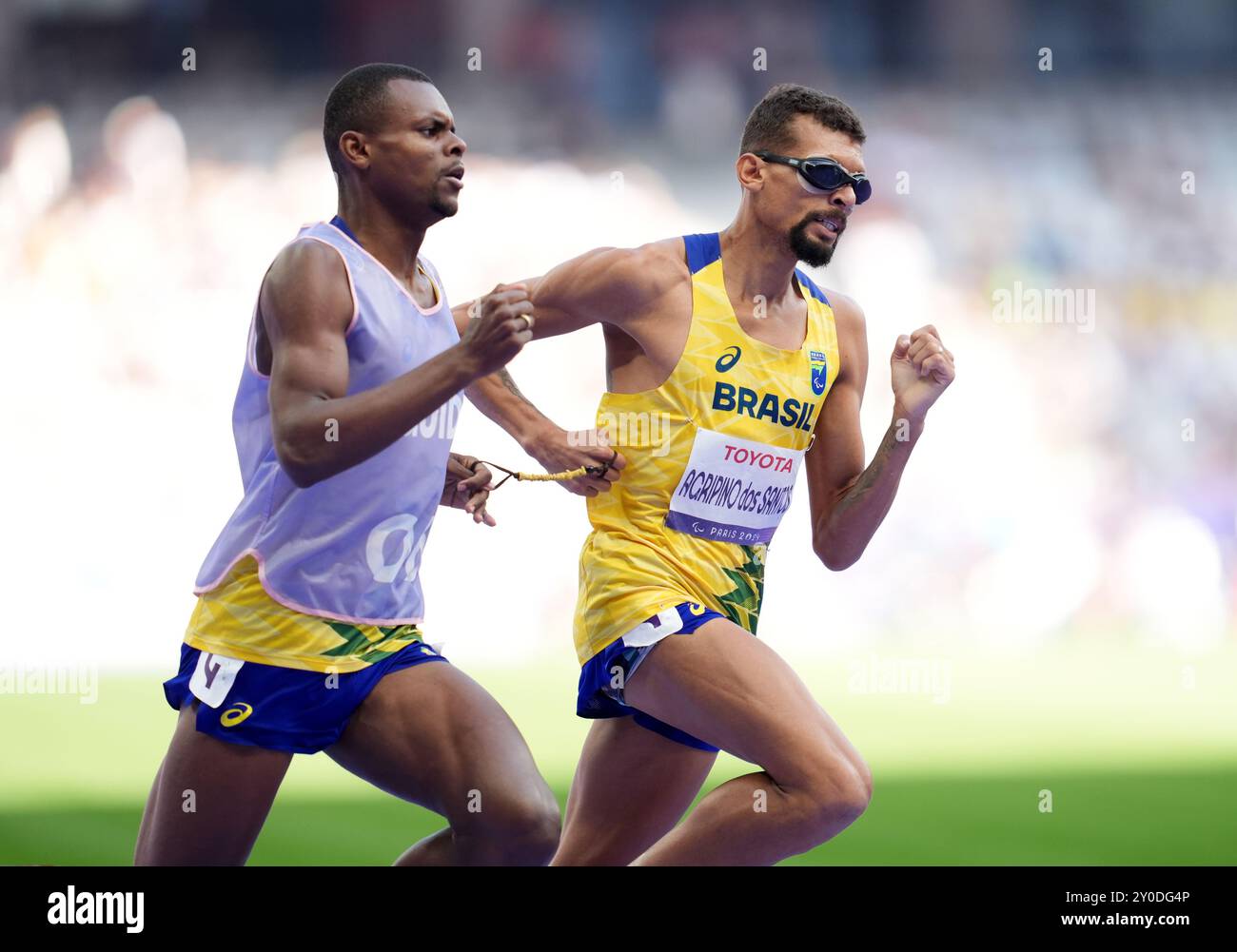 Brazil's Julio Cesar Agripino dos Santos and guide Micael Batista dos ...