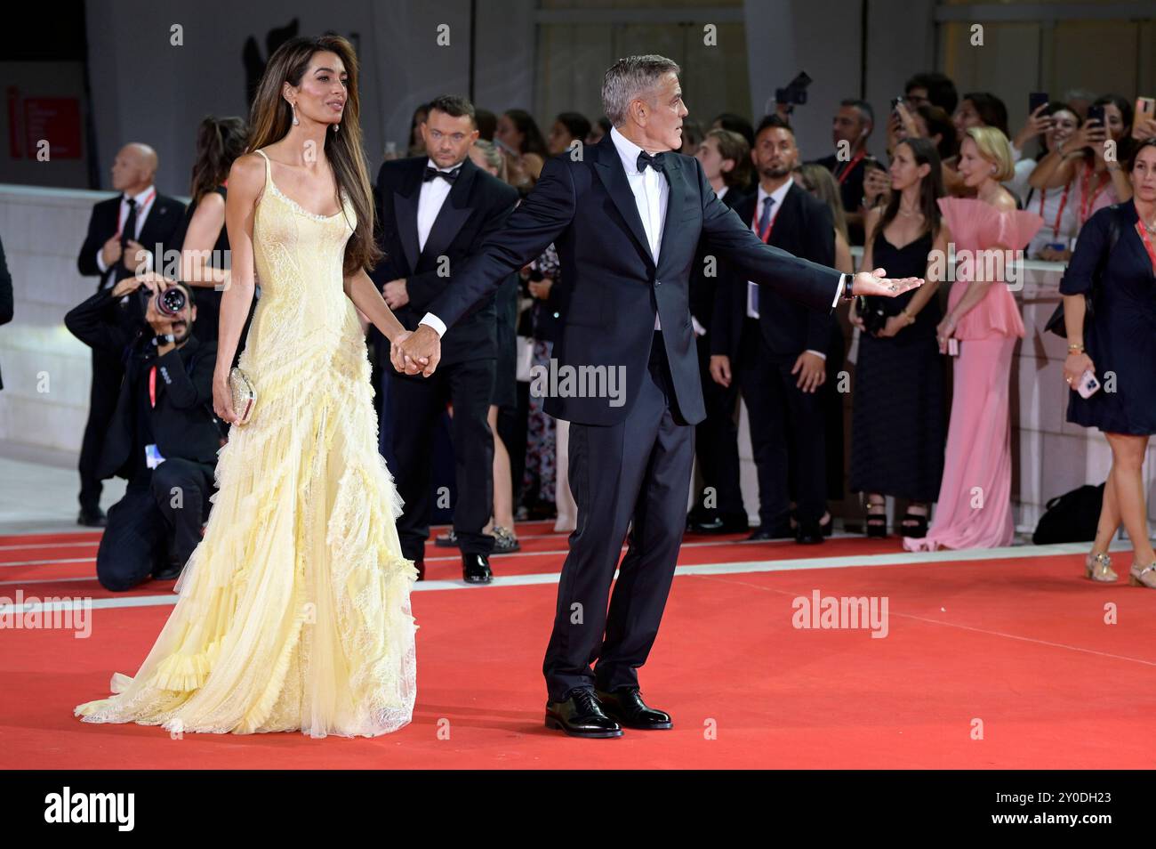 George Clooney mit Ehefrau Amal Alamuddin Clooney bei der Premiere des Kinofilms 'Wolfs' auf der ...