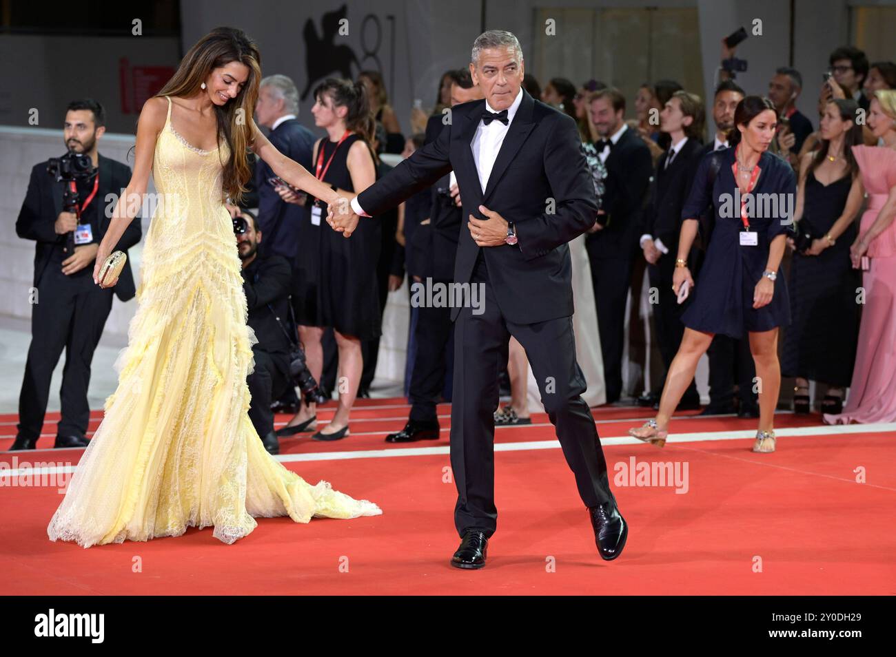 George Clooney mit Ehefrau Amal Alamuddin Clooney bei der Premiere des Kinofilms 'Wolfs' auf der ...