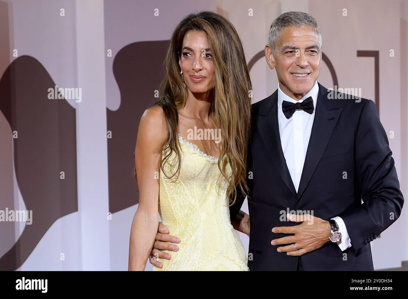 George Clooney mit Ehefrau Amal Alamuddin Clooney bei der Premiere des Kinofilms 'Wolfs' auf der ...