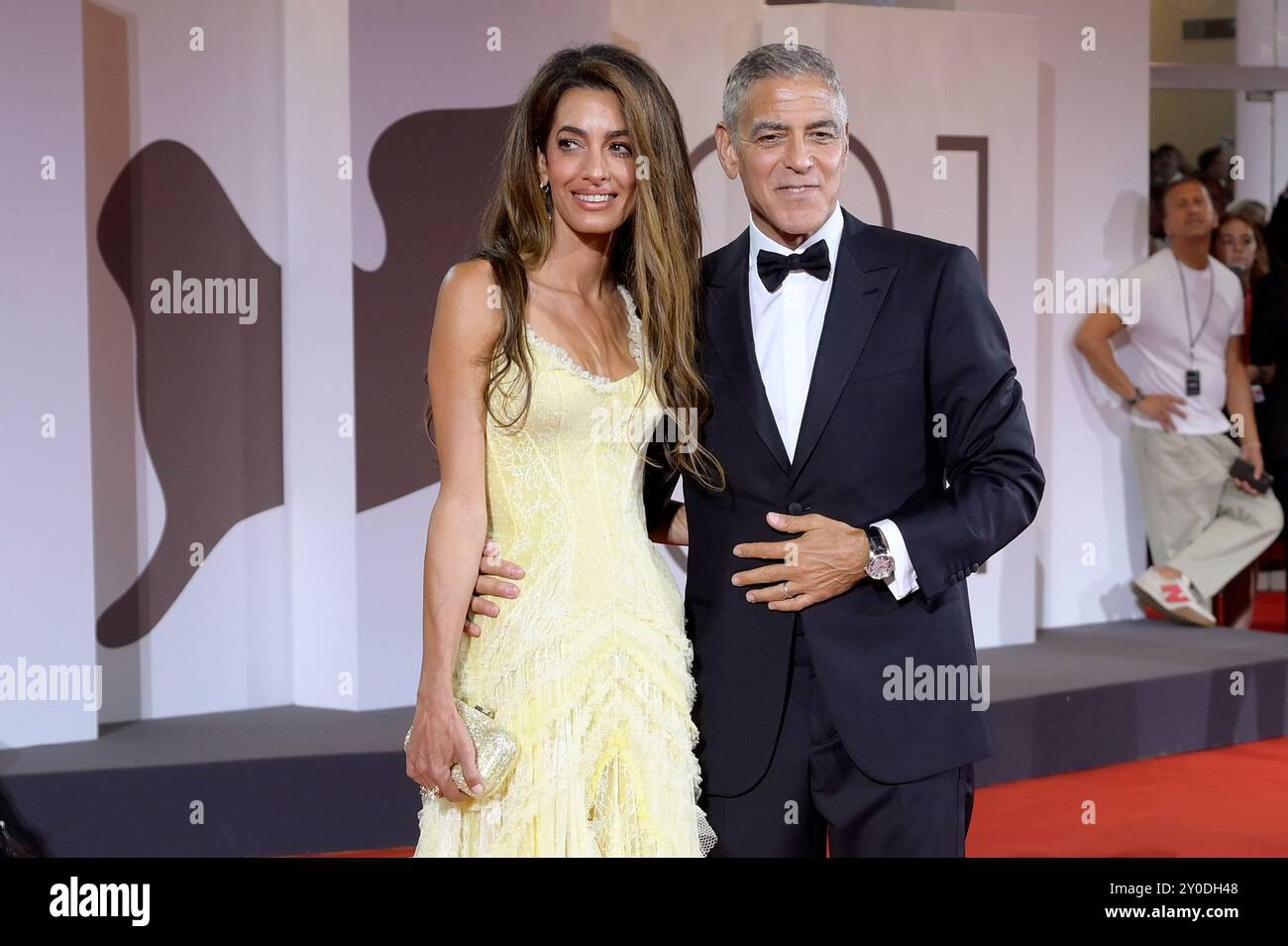 George Clooney mit Ehefrau Amal Alamuddin Clooney bei der Premiere des Kinofilms 'Wolfs' auf der ...
