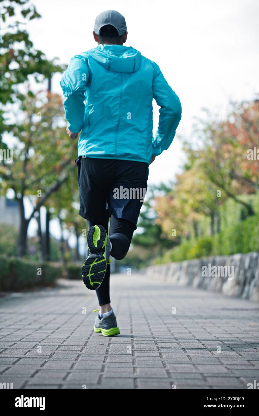 Back figure of running man Stock Photo - Alamy