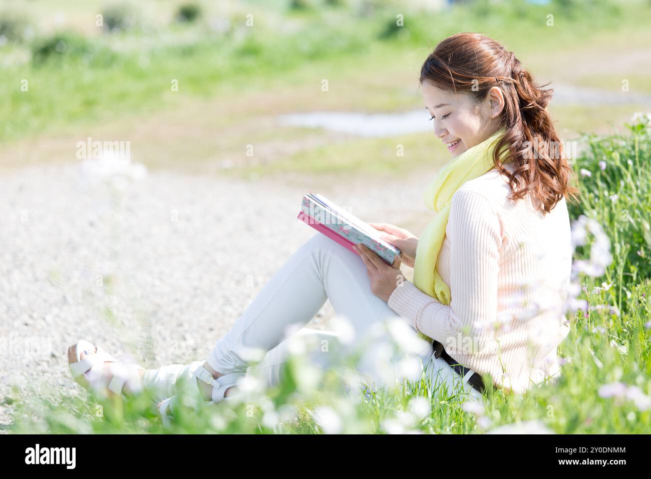 Woman reading note smiling hi-res stock photography and images - Alamy