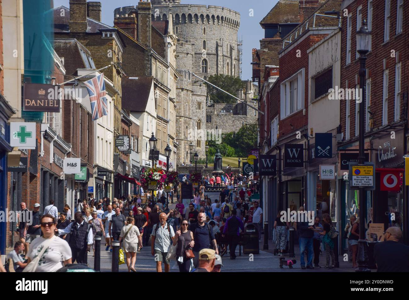 Windsor, UK. 1st September 2024. Busy Peascod Street, Windsor town ...