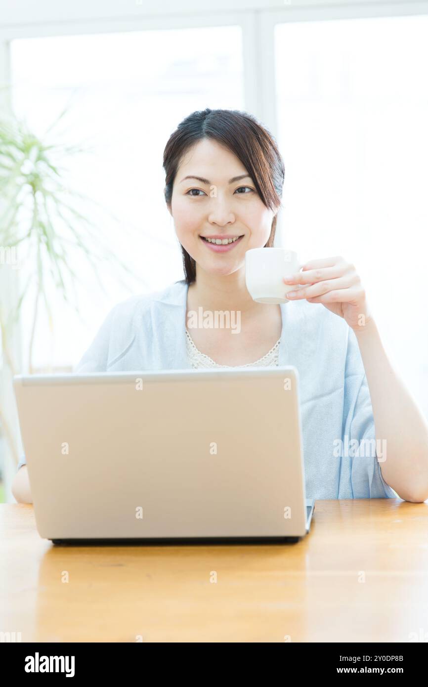 Beautiful woman using a computer Stock Photo - Alamy