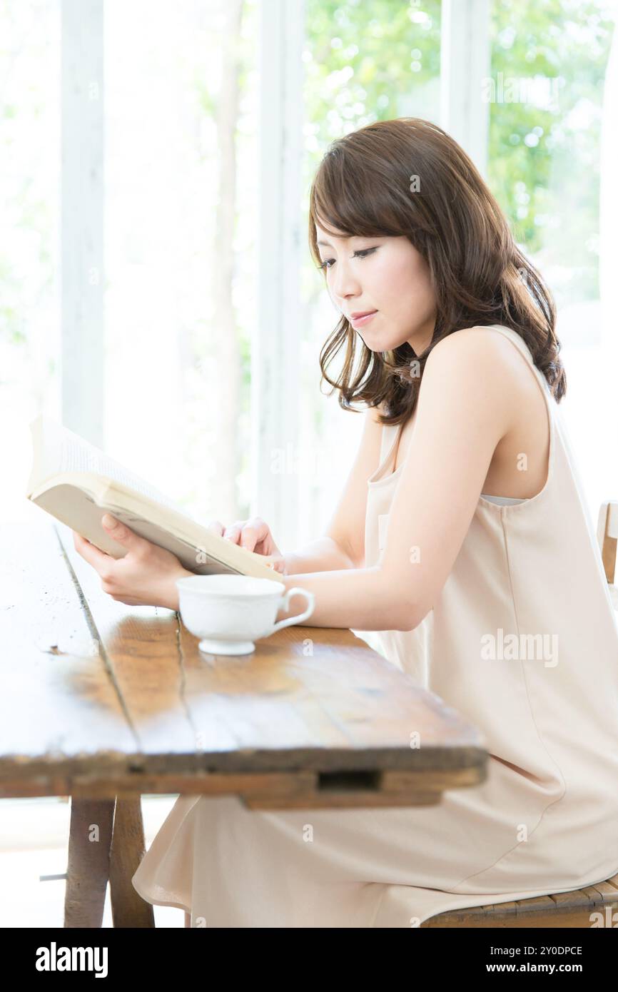 Beautiful reading woman Stock Photo - Alamy