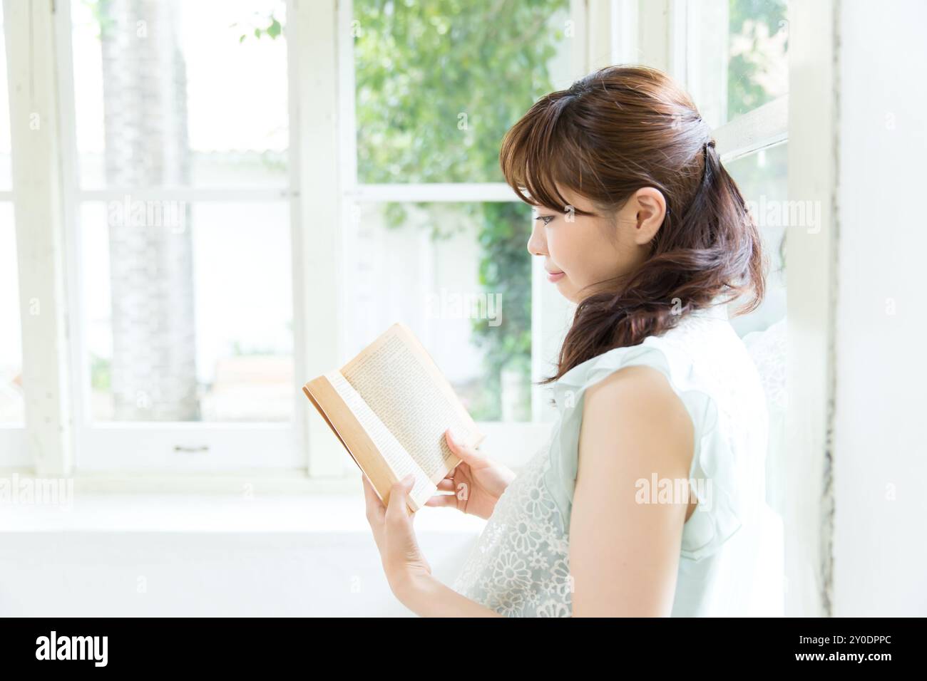 Beautiful reading woman Stock Photo - Alamy