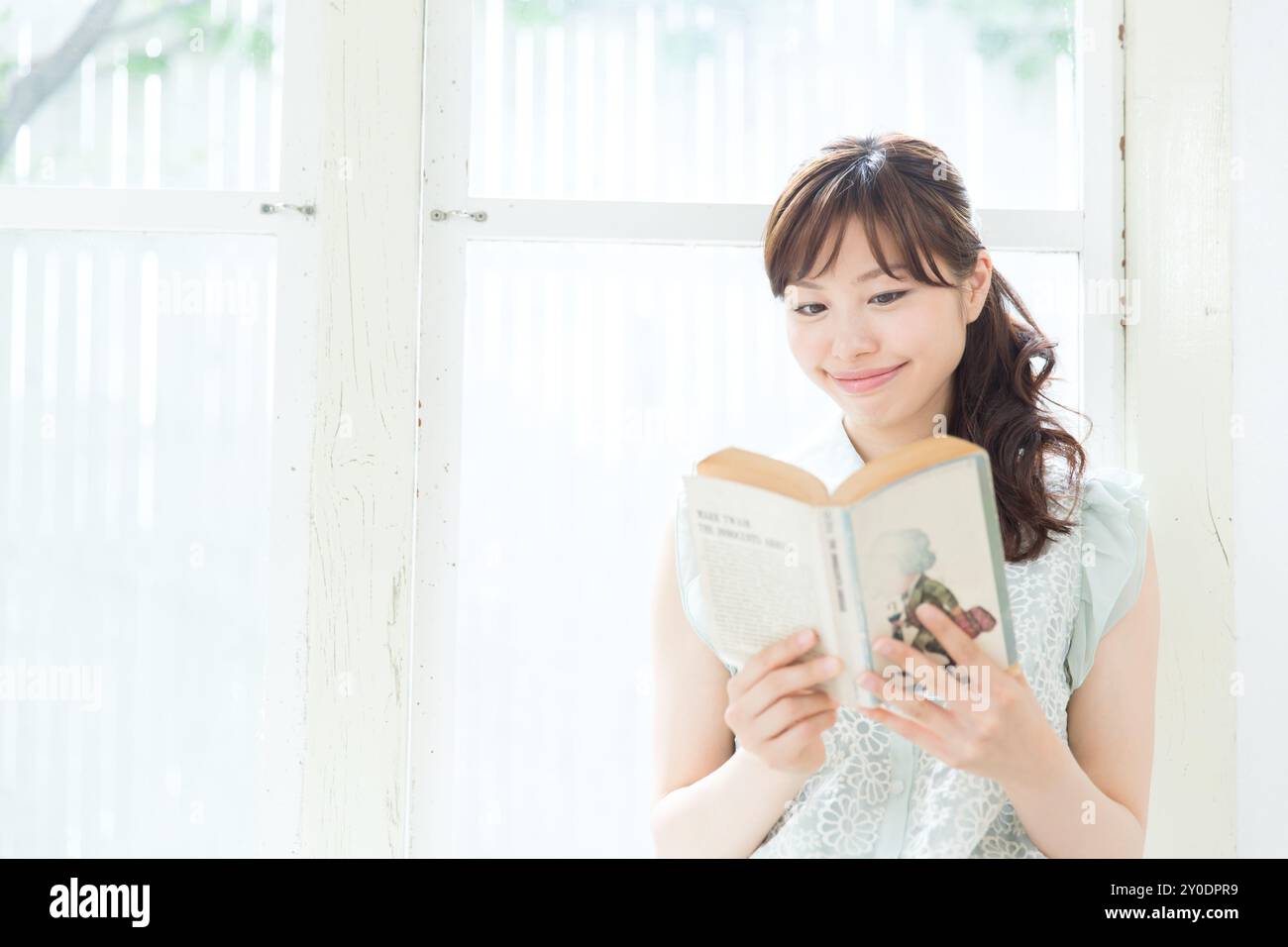 Beautiful reading woman Stock Photo - Alamy