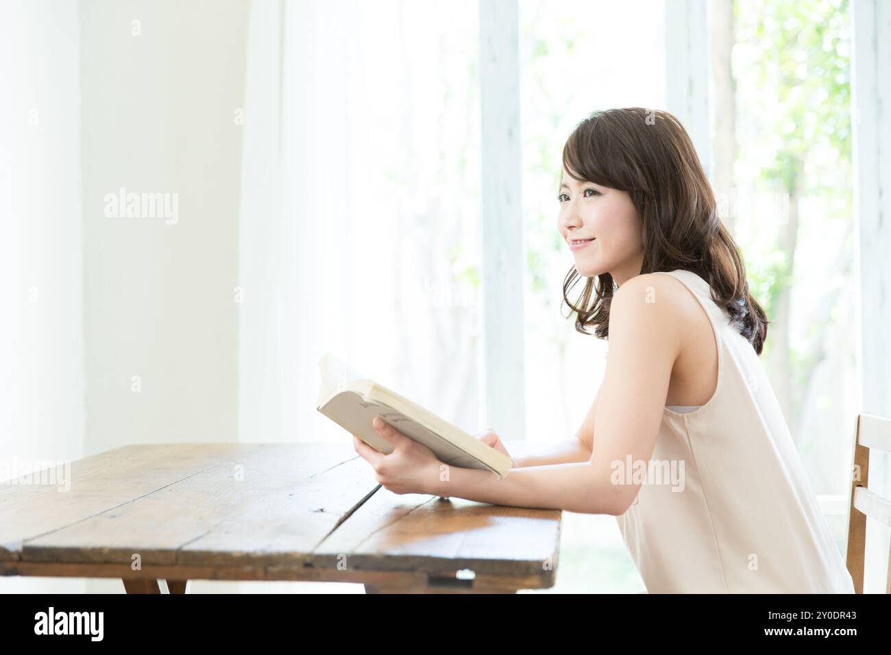 Beautiful reading woman Stock Photo - Alamy