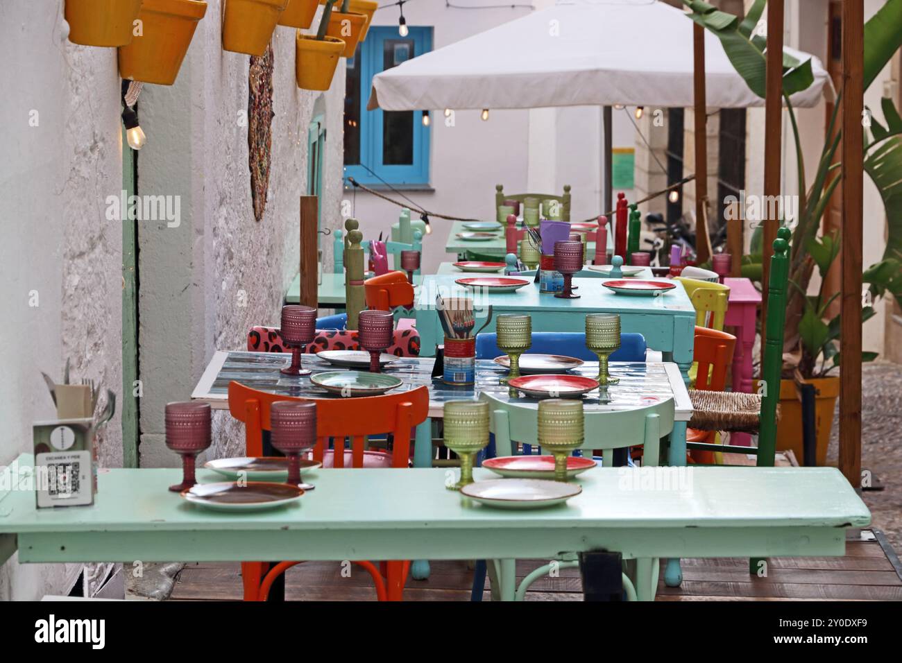 Outdoor restaurant tables glasses hi-res stock photography and images ...