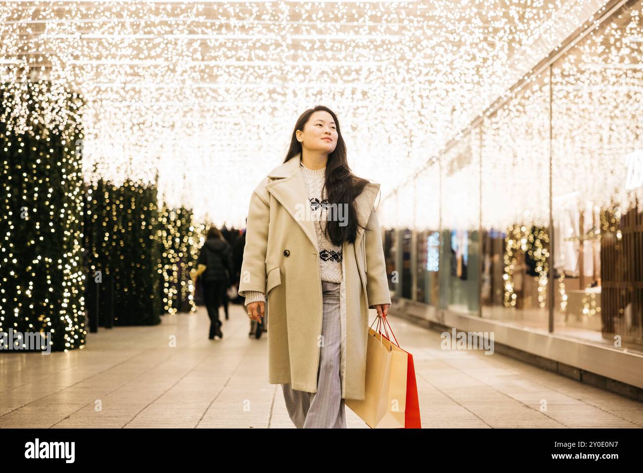 Christmas shopping woman walking hi-res stock photography and images ...