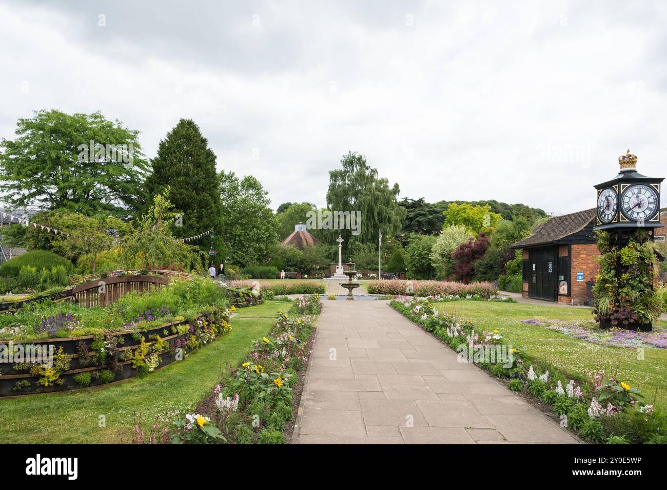 Award-winning gardens Amersham Memorial Gardens World War memorial ...