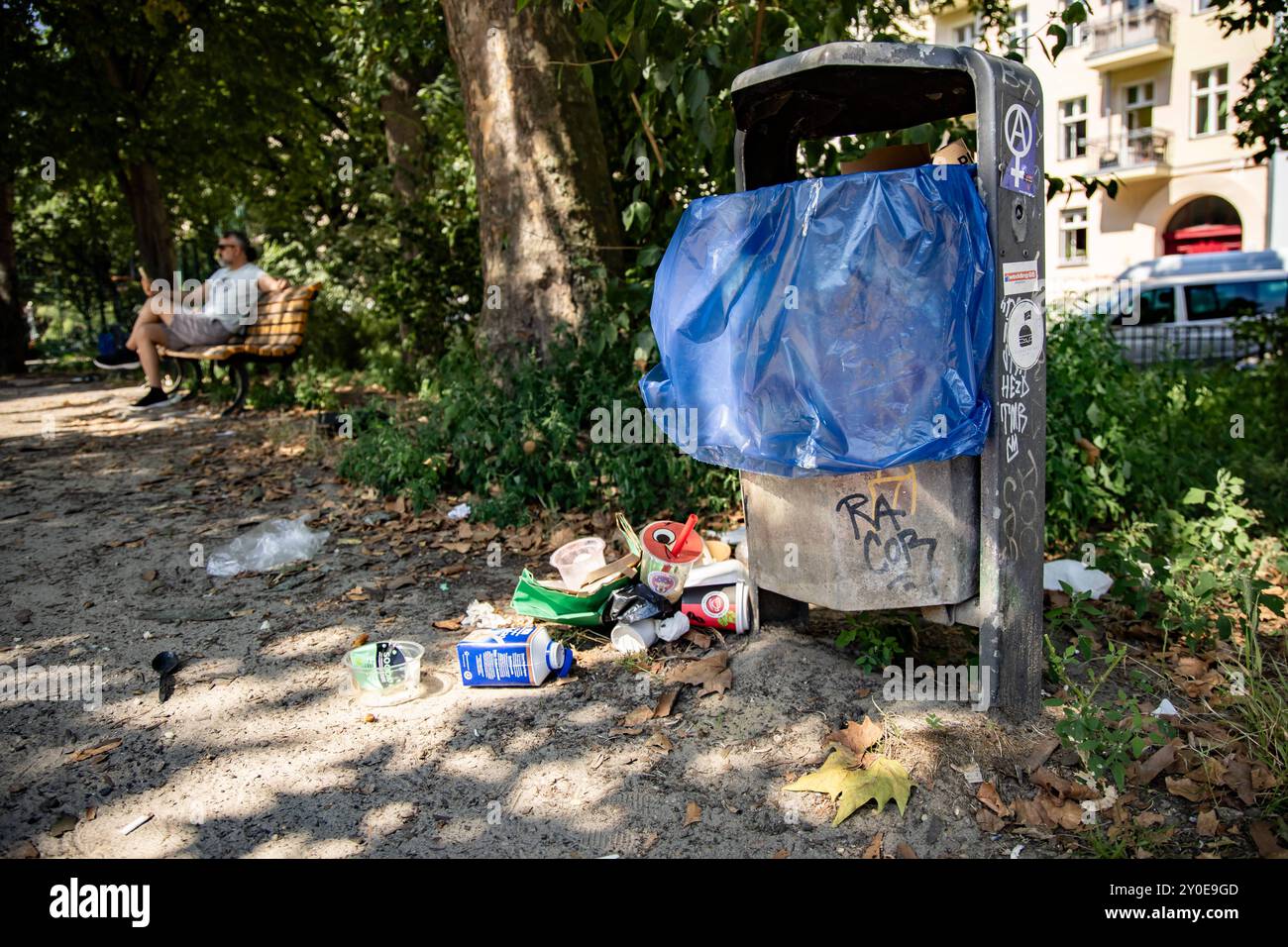 Vermüllung in dem Spielplatz am Hohenstaufenplatz der Grimmstrasse in ...