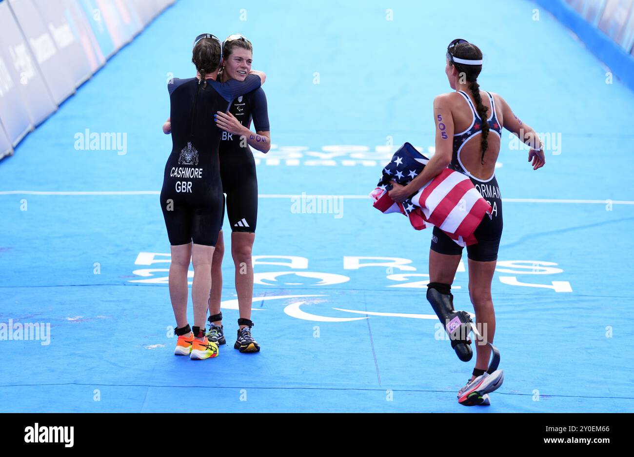Great Britain's Claire Cashmore and Lauren Steadman (centre) with USA's ...