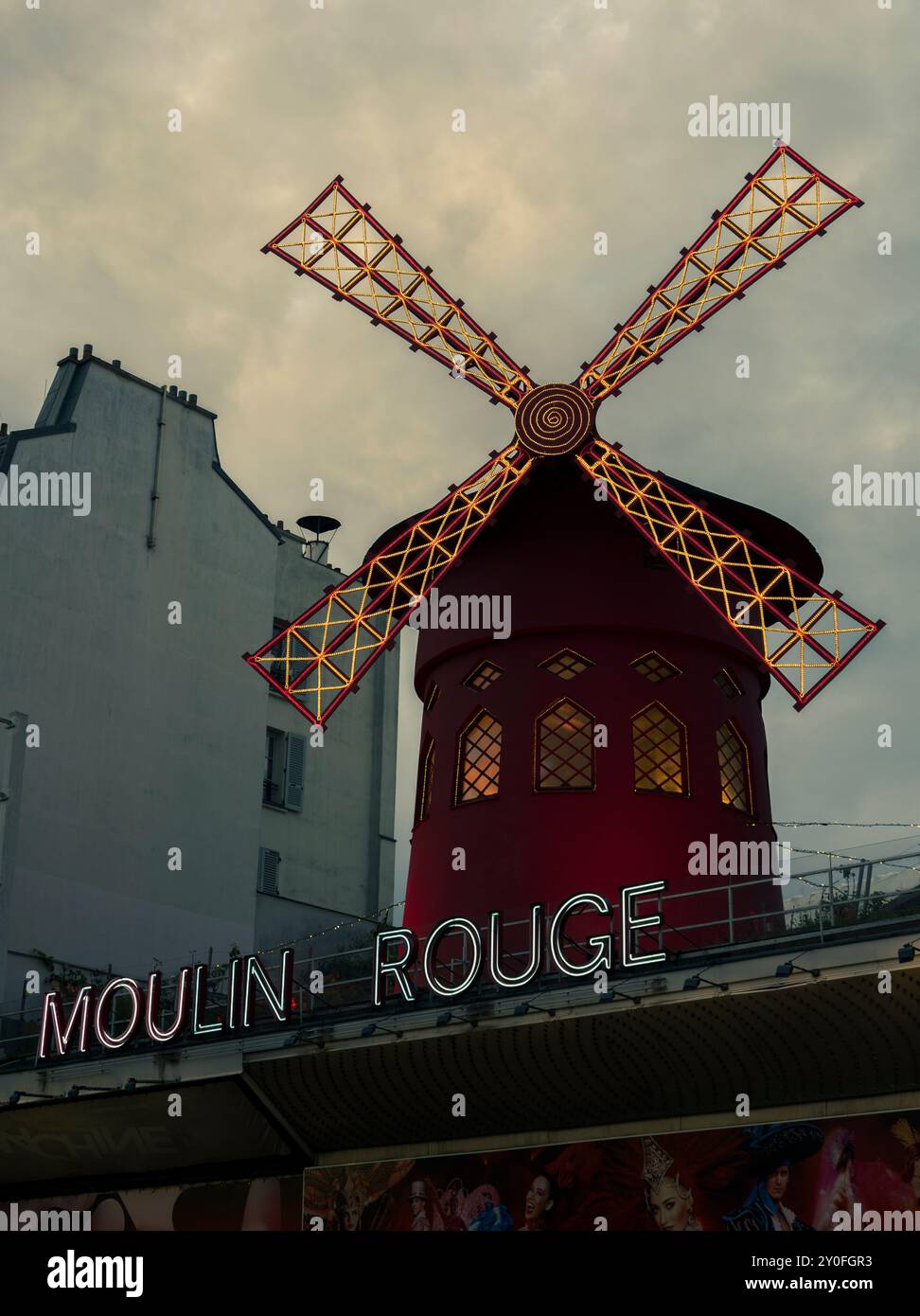 Paris landmark cabaret windmill red hi-res stock photography and images ...