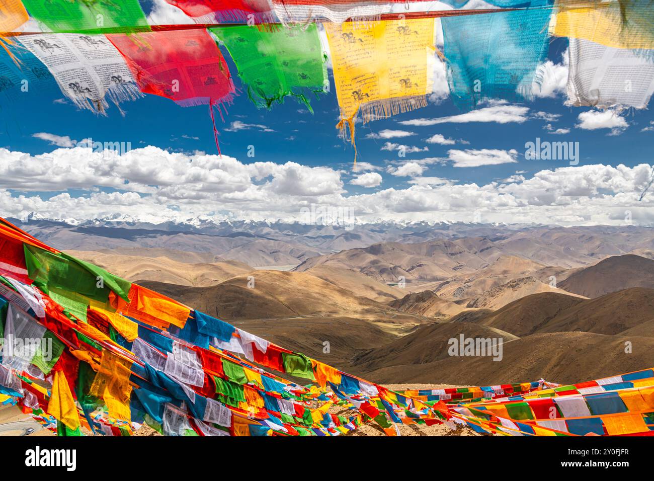 Snow-covered mountains of the Himalayas at Lalung La pass, 5050m ...